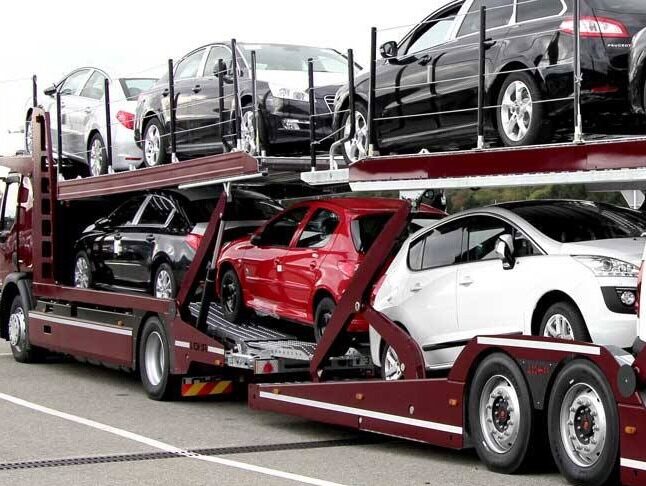 Shipping vehicles in open trailer - SDM Transport